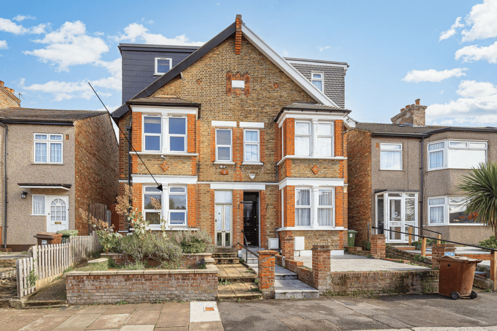 2 bedroom flat for sale in Kingsley Road, Harrow, HA2