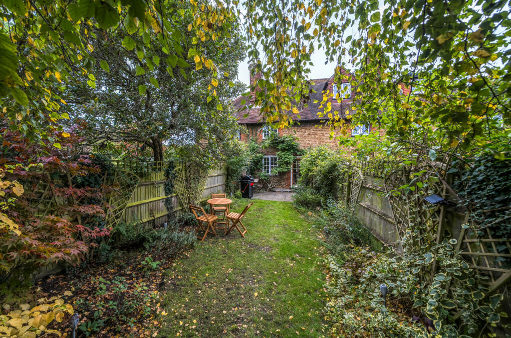 2 bedroom terraced house for sale in Kings Road, Farncombe, Surrey, GU7