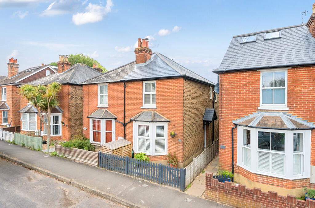 3 bedroom semi-detached house for sale in George Road, Farncombe ...