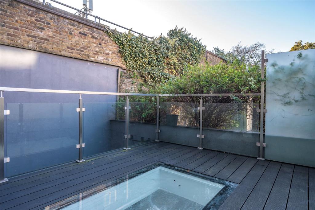 Shop for sale in Mountgrove Road, Highbury, Islington, London, N5