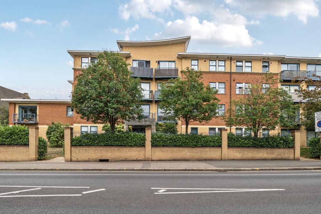 2 bedroom flat for sale in Tottenham Lane, London, N8