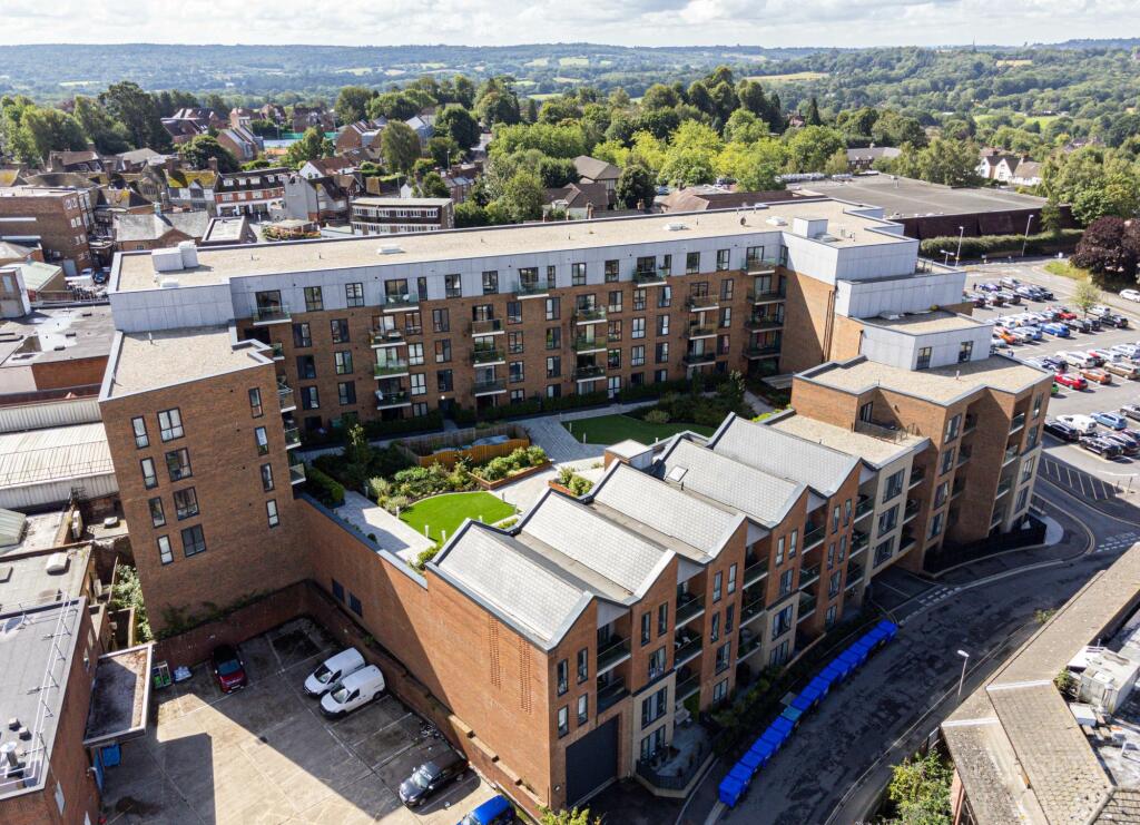 2 bedroom flat for sale in Queens Road, Elizabeth Place, RH19