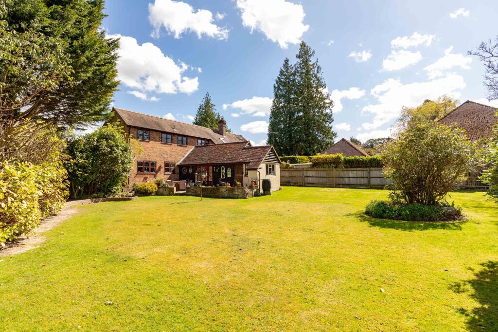 4 bedroom detached house for sale in London Road, Felbridge, RH19