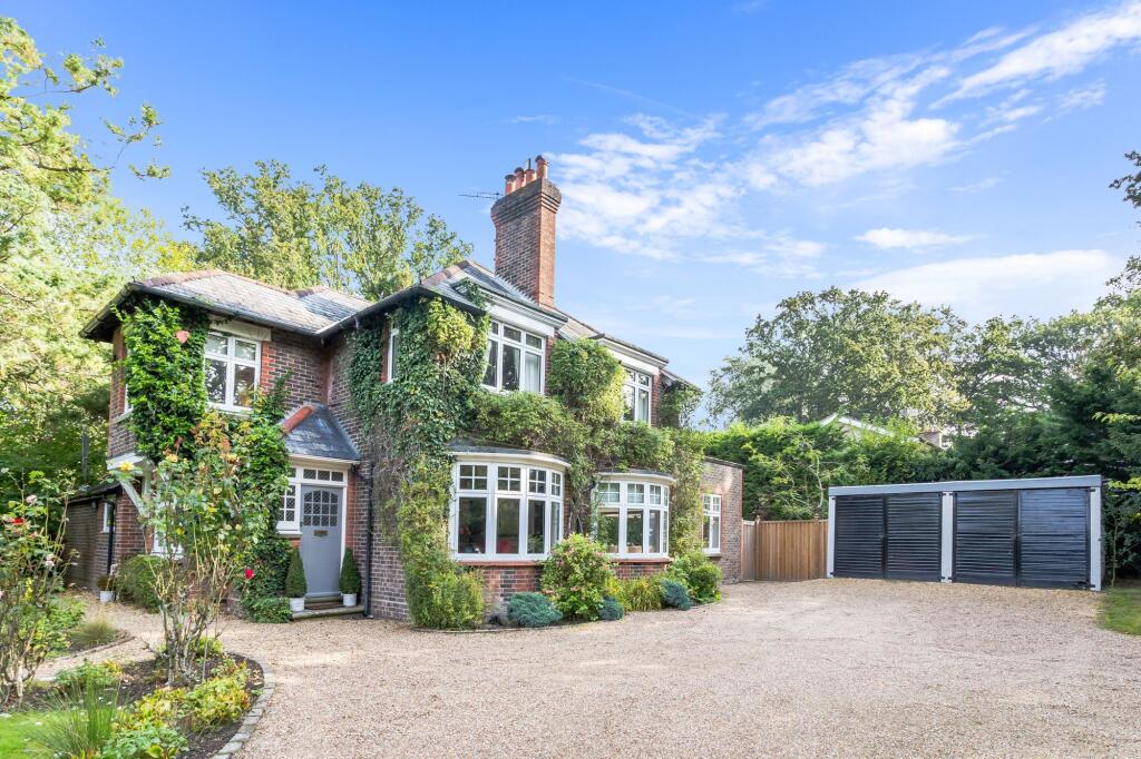 5 bedroom detached house for sale in Copthorne Road, Felbridge, RH19