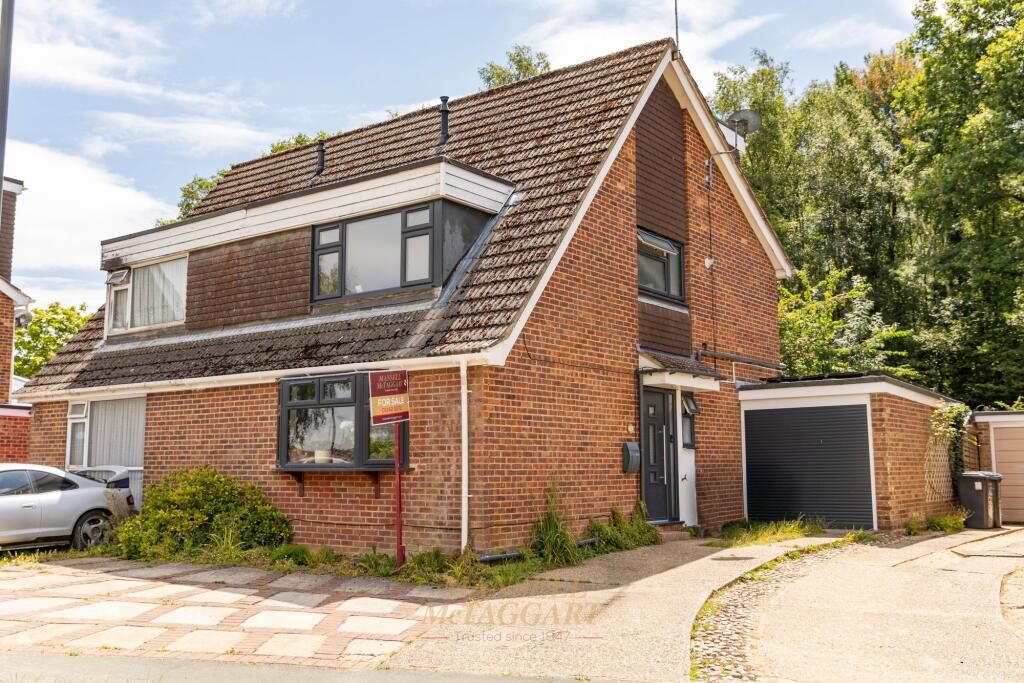 4 bedroom semi-detached house for sale in Hazel Way, Crawley Down, RH10