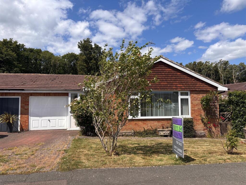 2 bedroom semi-detached bungalow for sale in Fieldway, Broad Oak, Rye, TN31