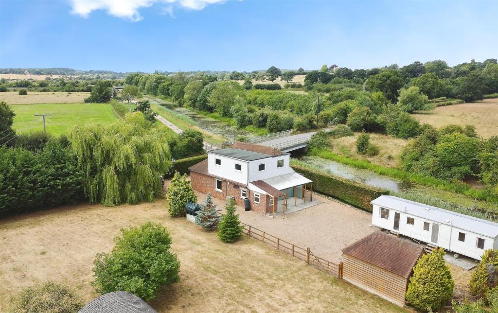 4 bedroom detached house for sale in Church Road, Warehorne, TN26