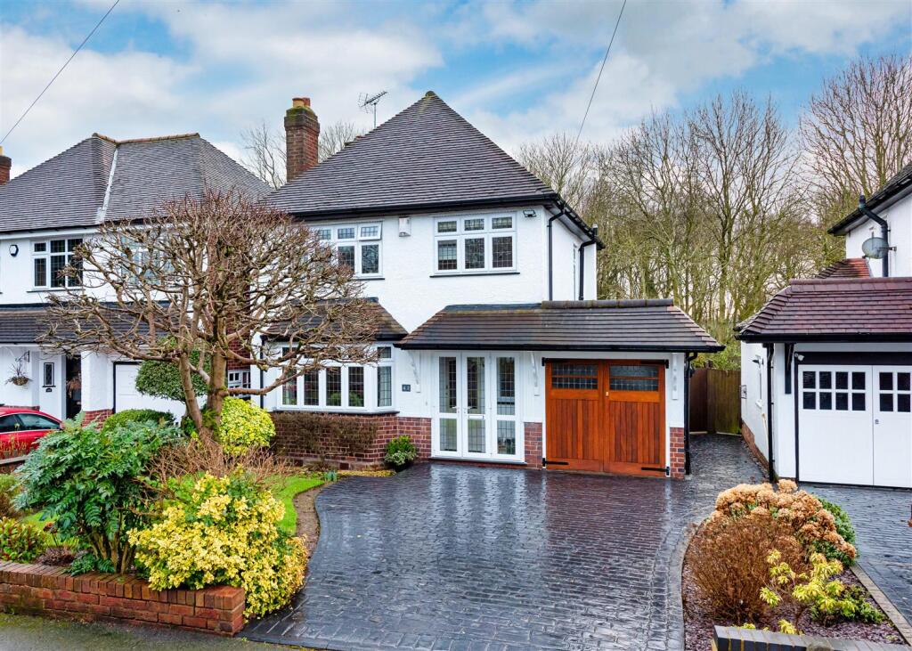 3 bedroom detached house for sale in 42 Wootton Road, Finchfield ...
