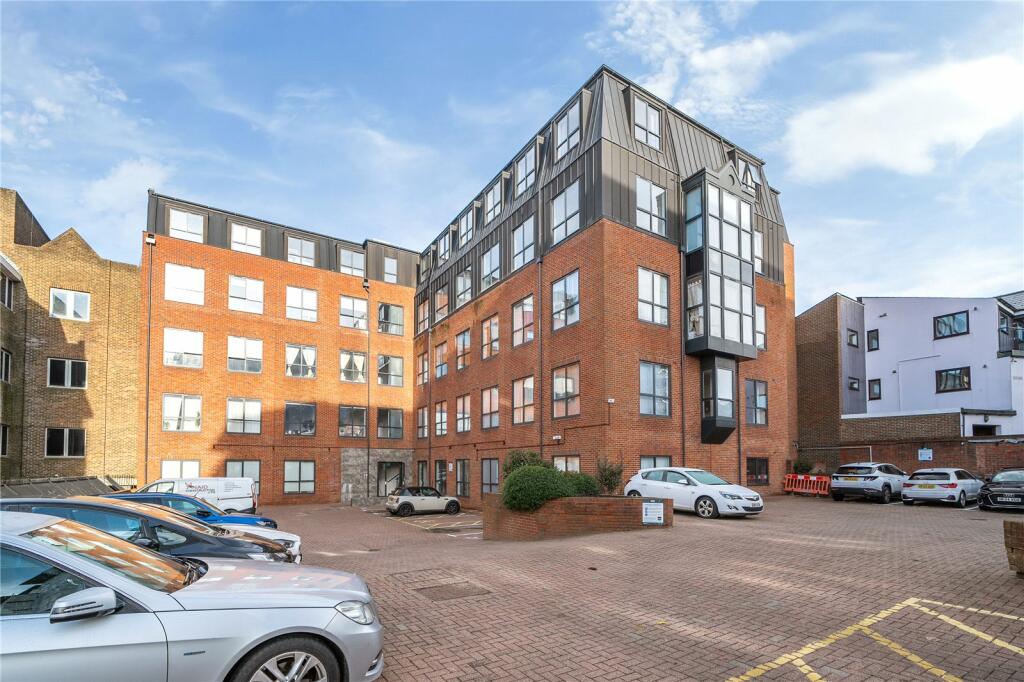 2 bedroom flat for sale in London Road, Camberley, Surrey, GU15