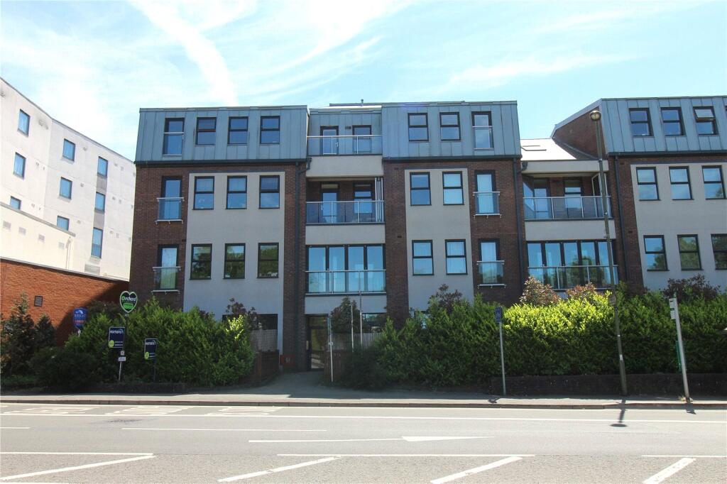 2 bedroom flat for sale in Upper Charles Street, Camberley, Surrey, GU15