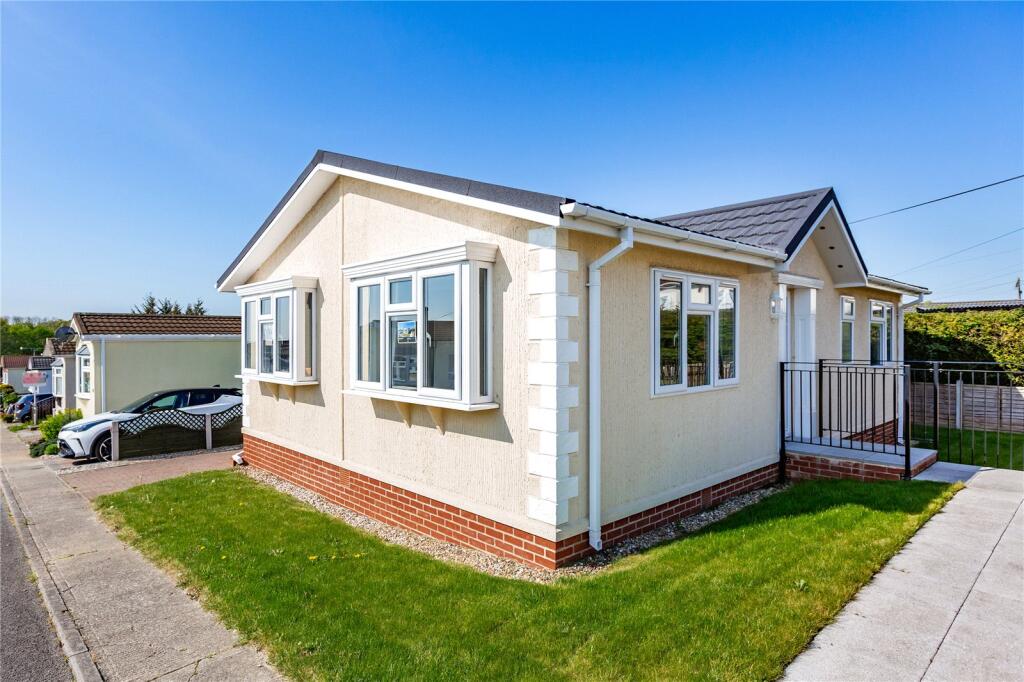 2 bedroom detached house for sale in East Avenue, Althorne, Chelmsford ...