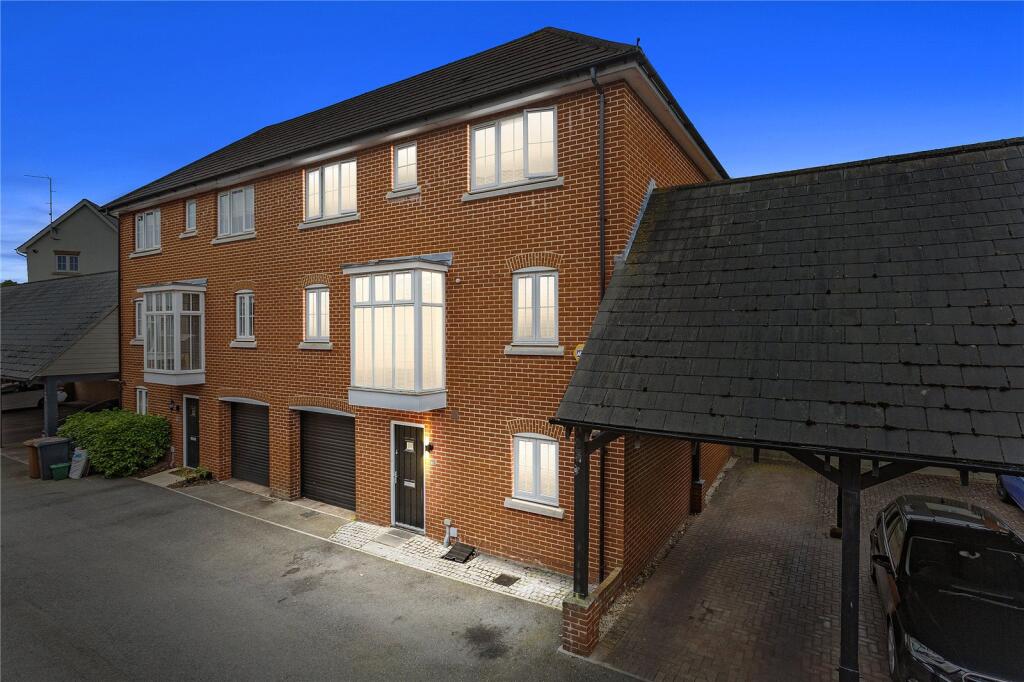 4 bedroom semi-detached house for sale in Ruby Link, Chelmsford, Essex, CM2