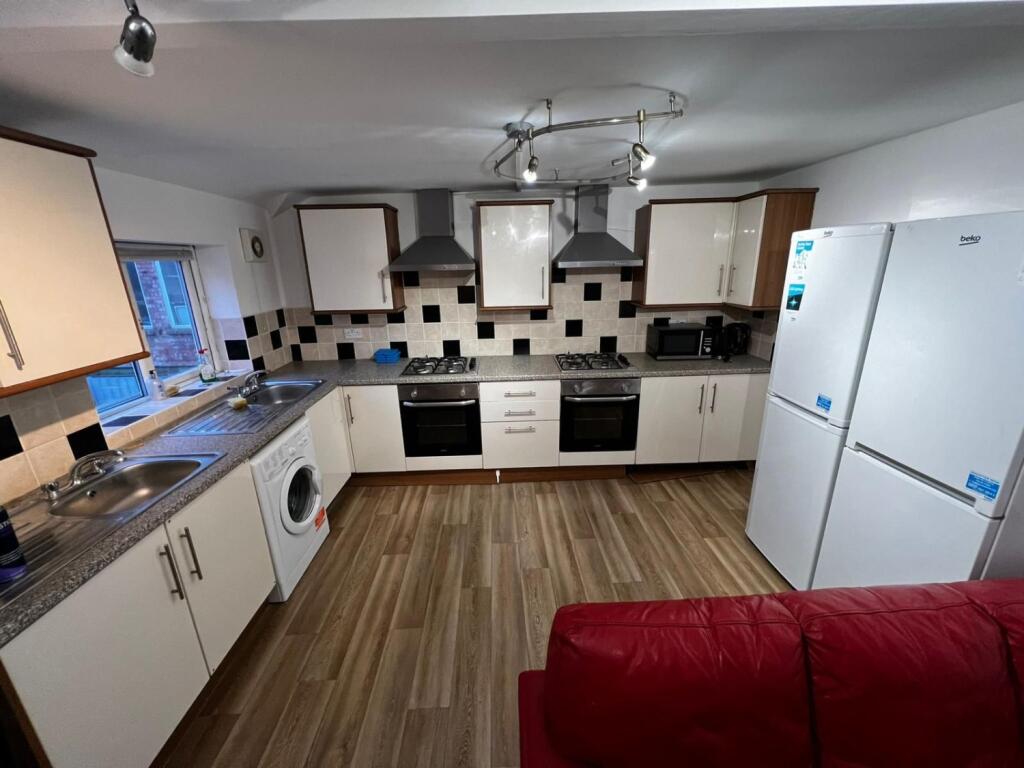 6 bedroom terraced house for rent in City Road, Roath, CF24