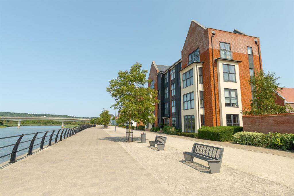 2 bedroom flat for sale in Cubitt House, Waterman Way, Wouldham, ME1