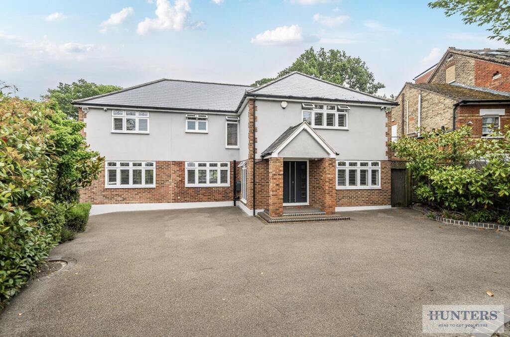 5 bedroom detached house for sale in Priestlands Park Road, Sidcup, DA15