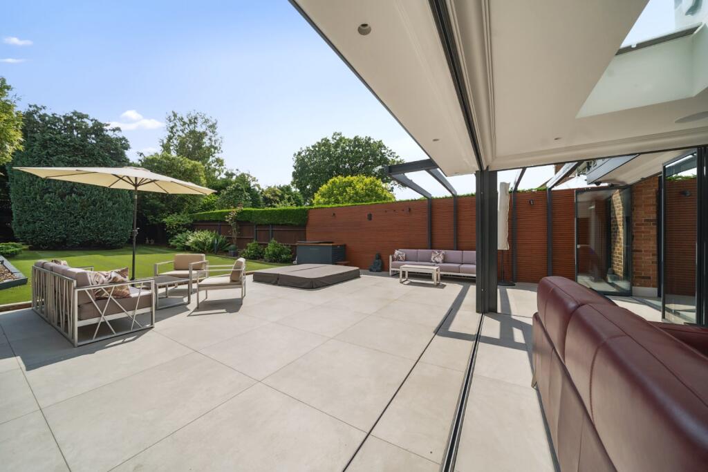 3 bedroom detached house for sale in Priestlands Park Road, Sidcup, DA15