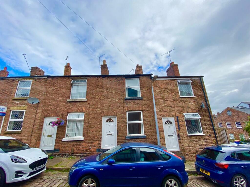 2 bedroom terraced house for sale in Pierce Street, Macclesfield, SK11