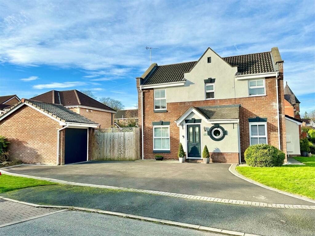 3 bedroom semi-detached house for sale in Tabley Close, Macclesfield, SK10