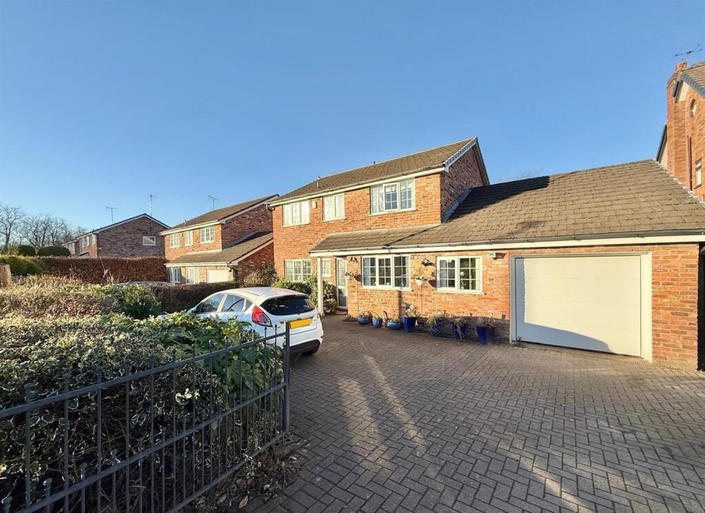 4 bedroom detached house for sale in Victoria Road, Macclesfield, SK10