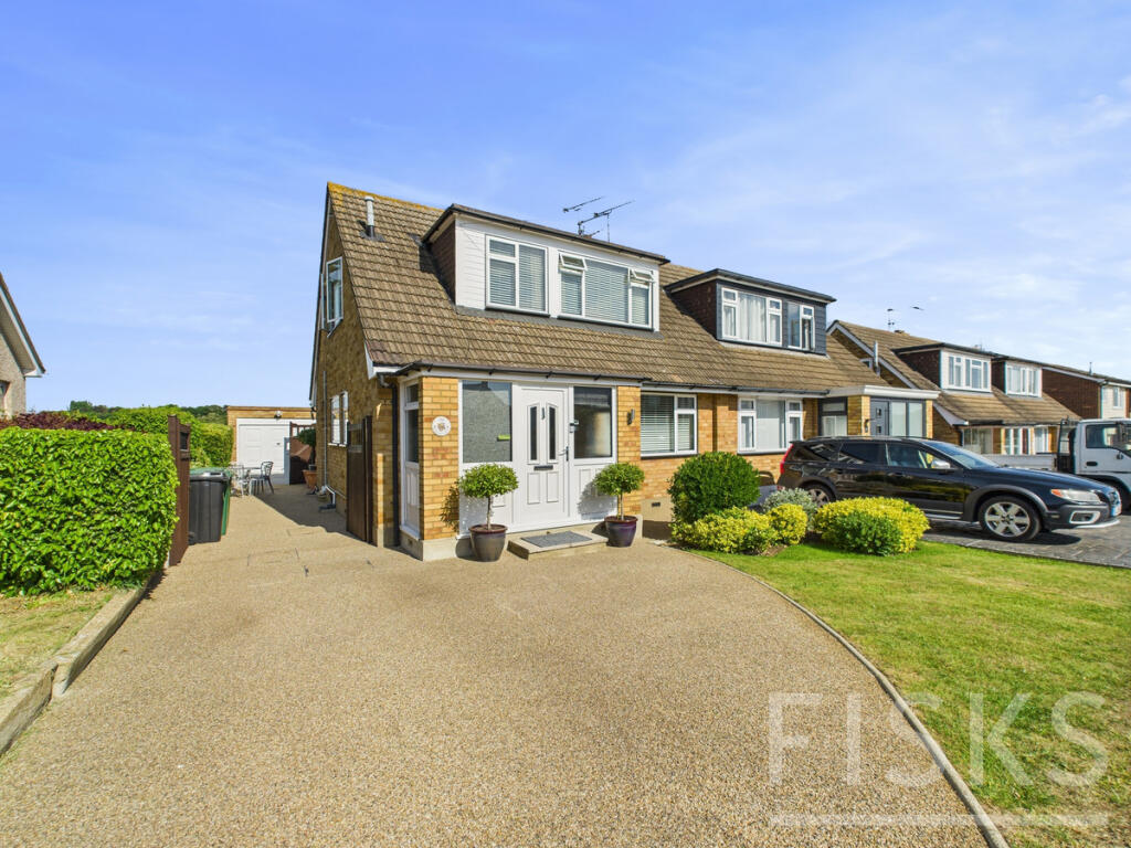 2 bedroom chalet for sale in Brackendale Avenue, Basildon, SS13