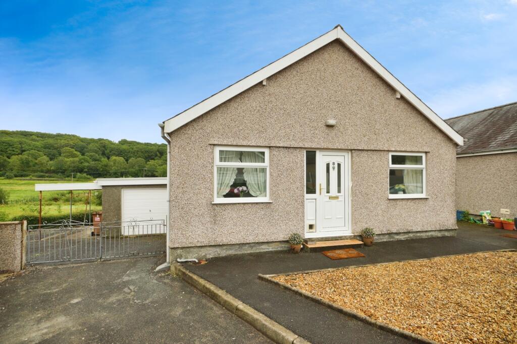 3 bedroom bungalow for sale in Bryn Llewelyn Estate, Penrhyndeudraeth ...