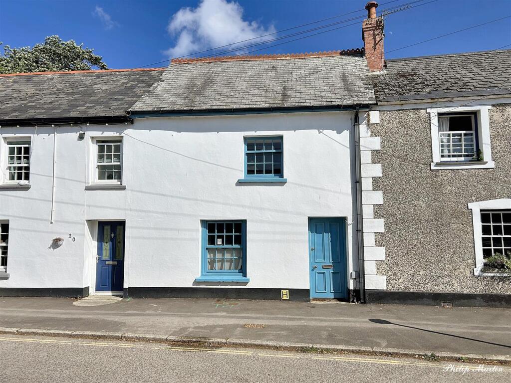 2 bedroom terraced house for sale in Fore Street, Tregony, TR2