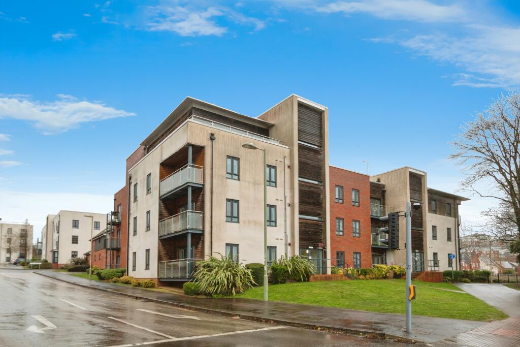 2 bedroom flat for sale in Sinclair Drive, Basingstoke, Hampshire, RG21