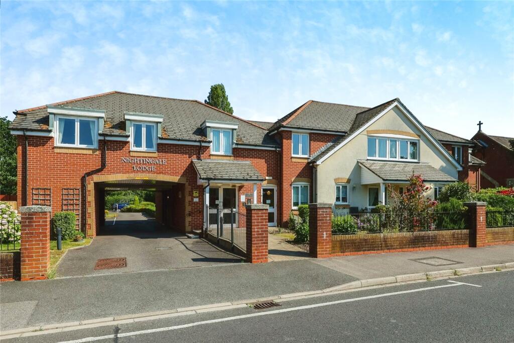 2 bedroom flat for sale in Padnell Road, Waterlooville, Hampshire, PO8