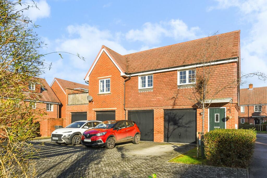 2 bedroom coach house for sale in Edmonton Way, Liphook, Hampshire, GU30