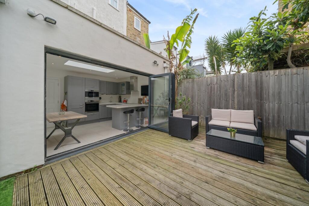 2 bedroom flat for sale in Bassein Park Road, Askew Village, London, W12