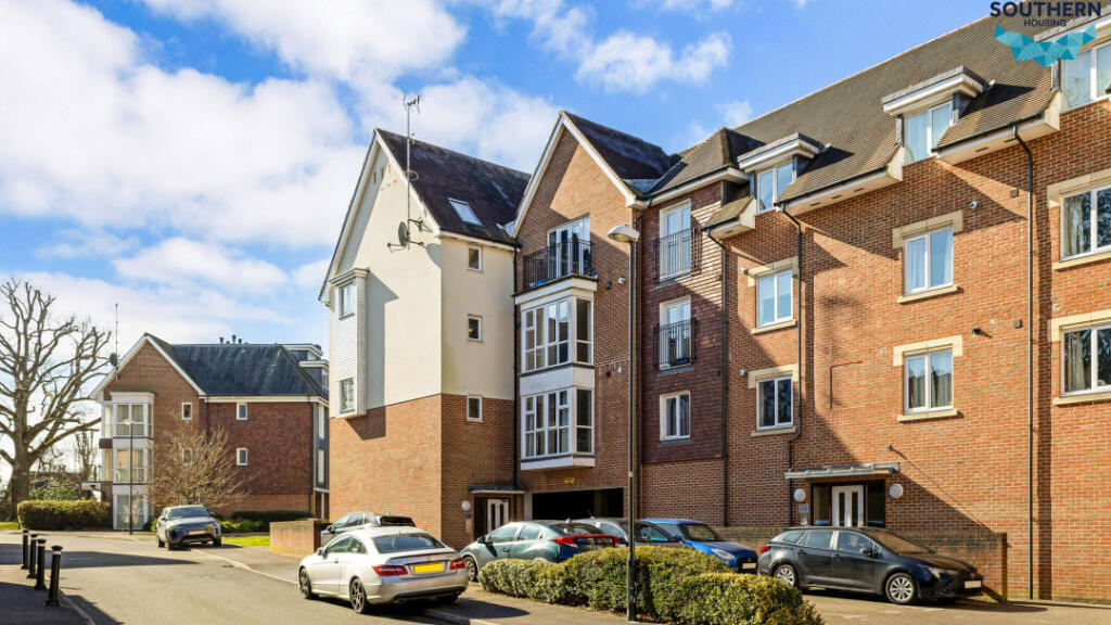 2 bedroom flat for sale in Stone Court, Balcombe Road, Crawley, RH10 ...