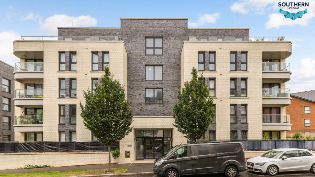 2 bedroom flat for sale in Chieftain Road, Longcross, KT16 0DD, KT16