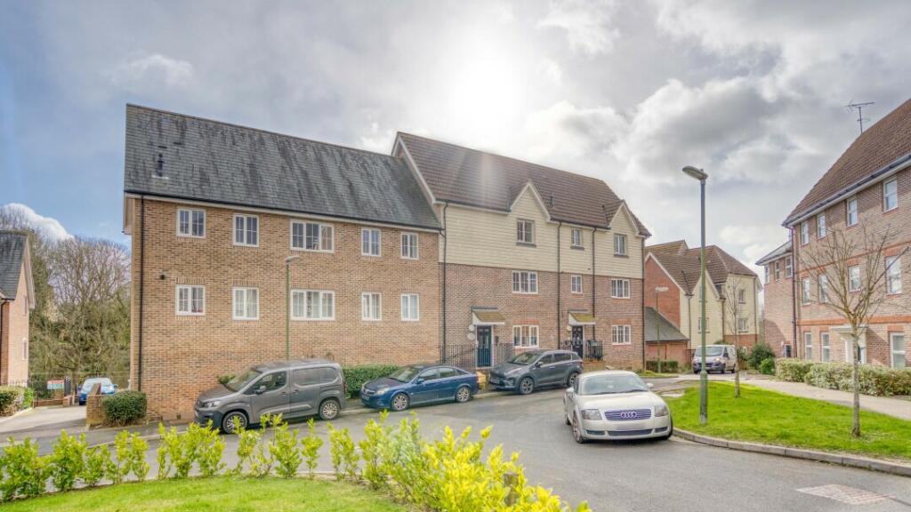 2 bedroom flat for sale in Codmore Hill, Pulborough, RH20 1FL, RH20