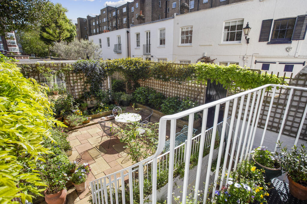 2 bedroom flat for sale in Sumner Place, London, SW7