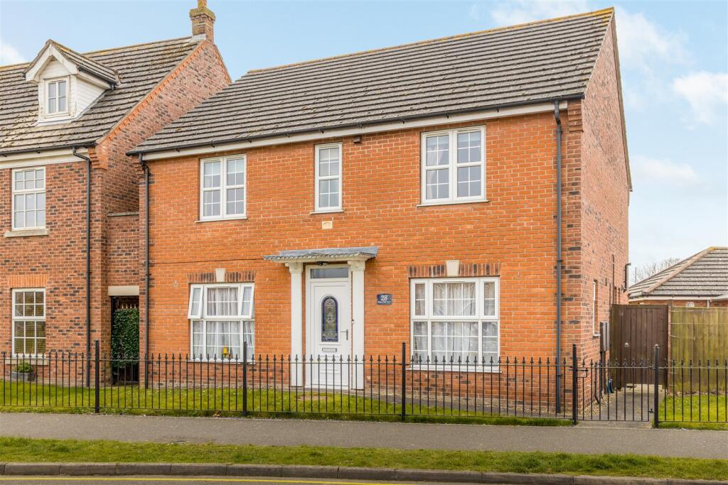 4 bedroom detached house for sale in Ashton Hall Drive, Boston, PE21