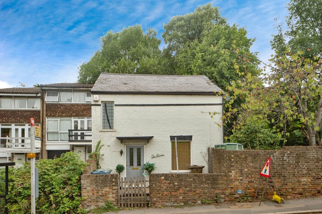 2 bedroom detached house for sale in Roxeth Hill, Harrow, HA2