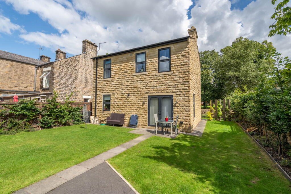 4 bedroom detached house for sale in Hadfield Road, GLOSSOP, SK13 1PX, SK13