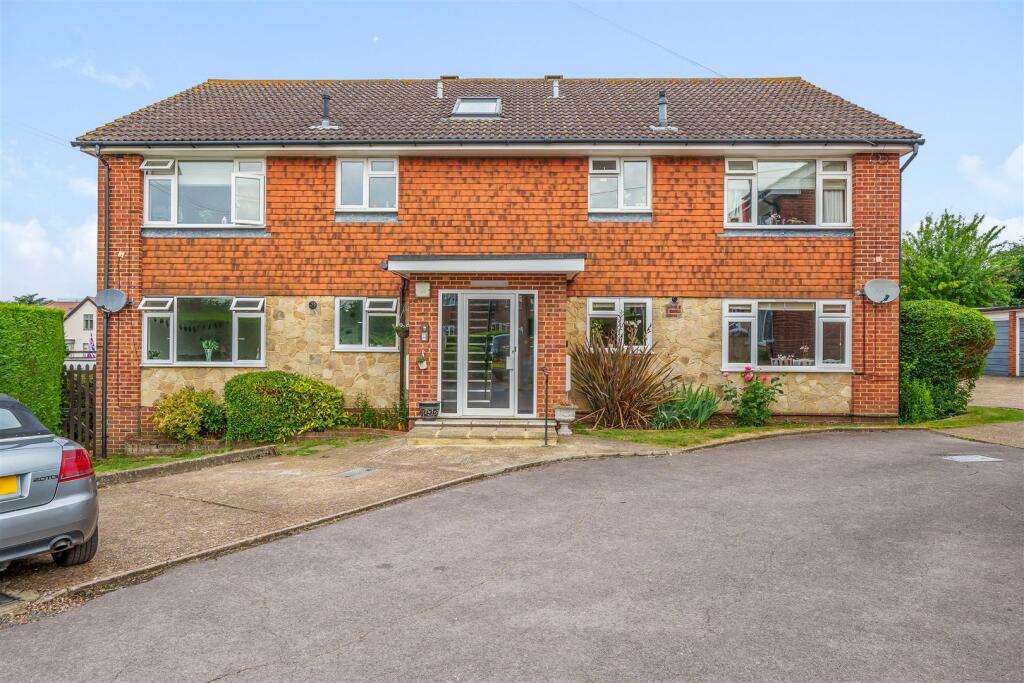 2 bedroom flat for sale in Albert Road, Ashtead, KT21