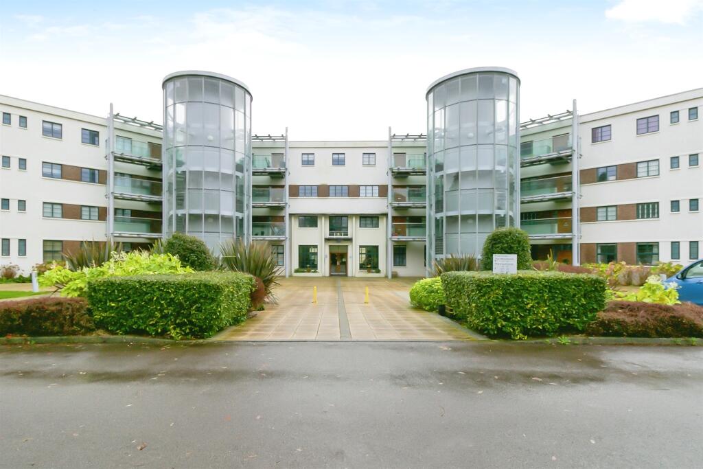 2 bedroom flat for sale in Woodlands, Sully, Penarth, CF64