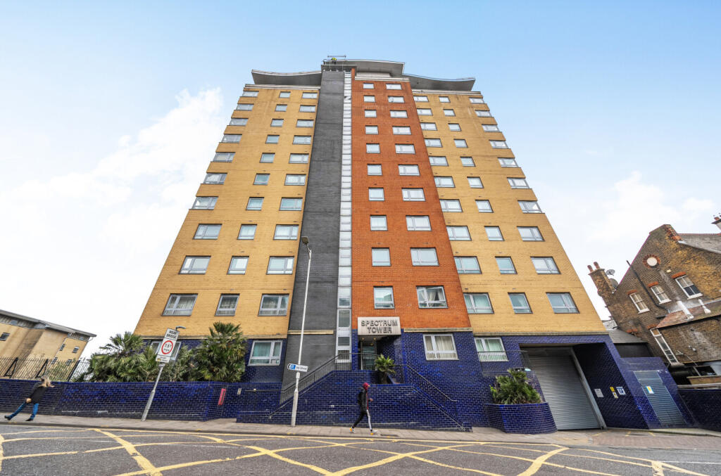 2 bedroom apartment for sale in Hainault Street, Ilford, IG1