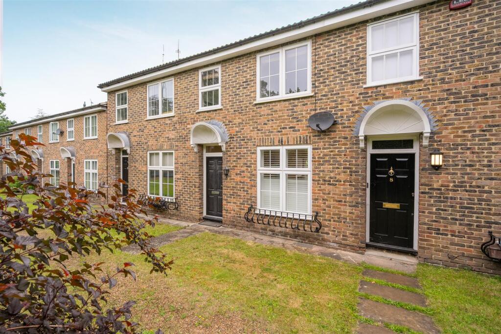 3 bedroom terraced house for sale in Chieveley Mews, Sunningdale, SL5