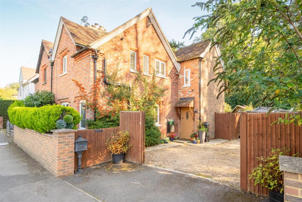 3 bedroom semi-detached house for sale in London Road, Sunningdale, SL5