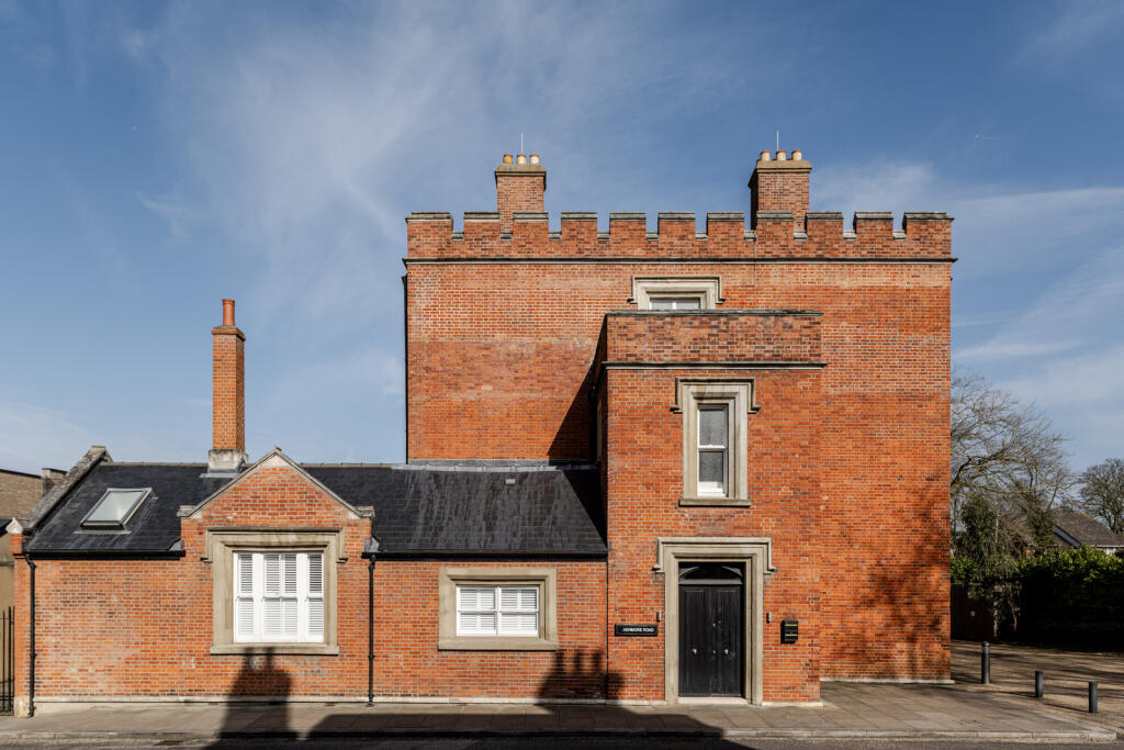 4 bedroom semi-detached house for sale in Ashmore Road, London SE18