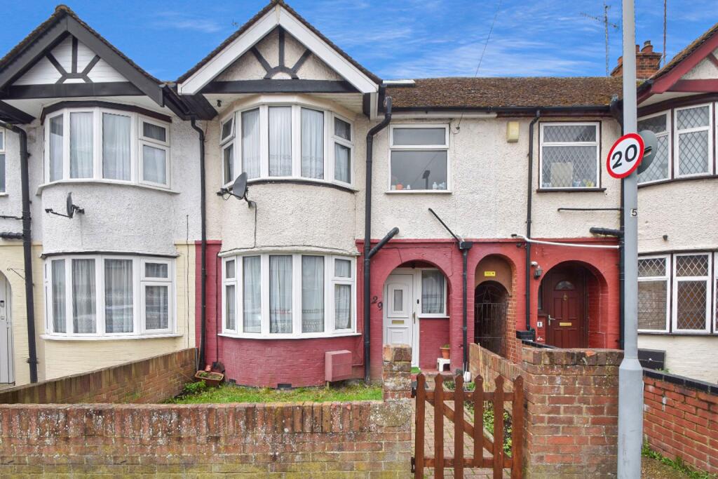 3 bedroom terraced house for sale in Runfold Avenue, Luton ...