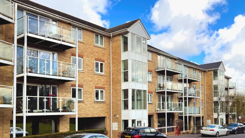 2 bedroom flat for sale in Foxglove Way, Luton, Bedfordshire, LU3 1EA, LU3