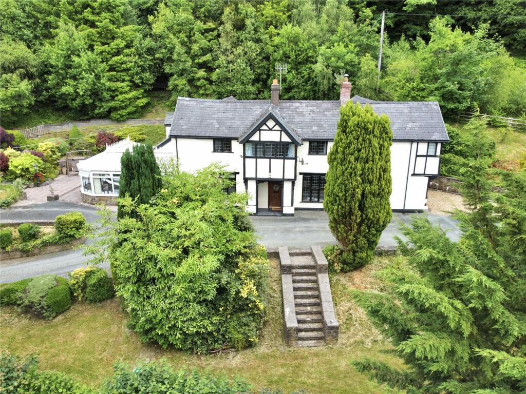 4 bedroom detached house for sale in Van Road, Llanidloes, Powys, SY18