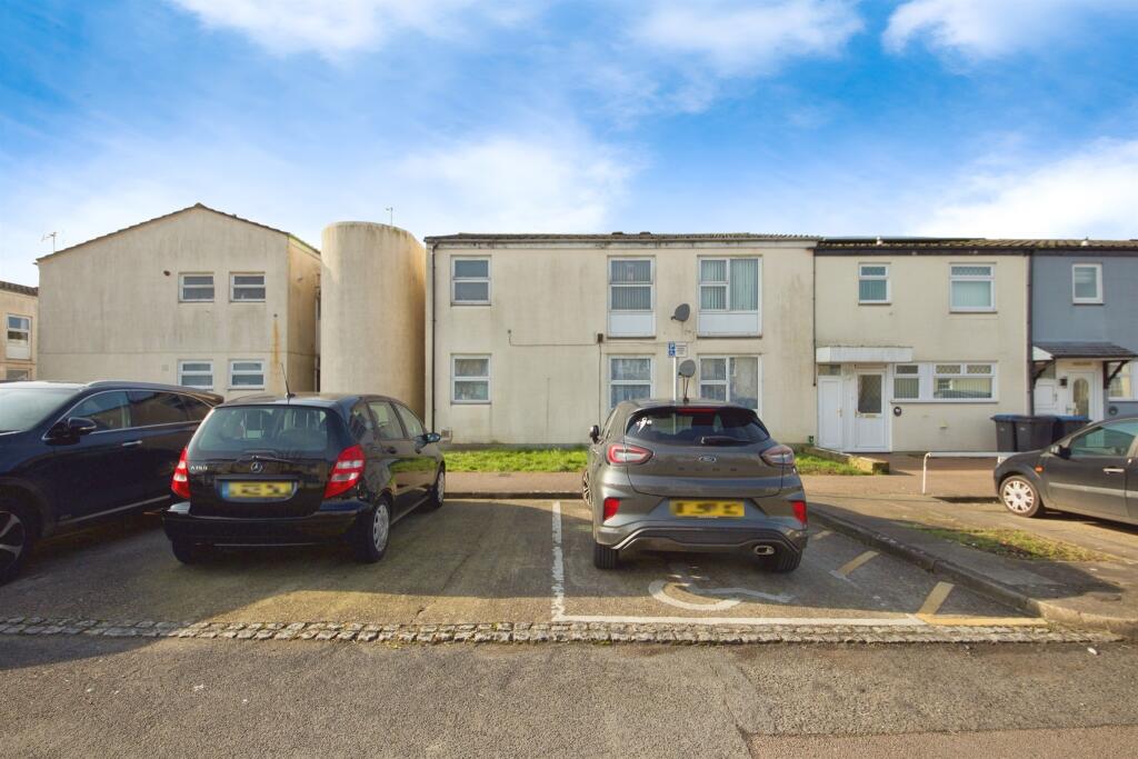 2 bedroom ground floor flat for sale in Milwards, Harlow, CM19