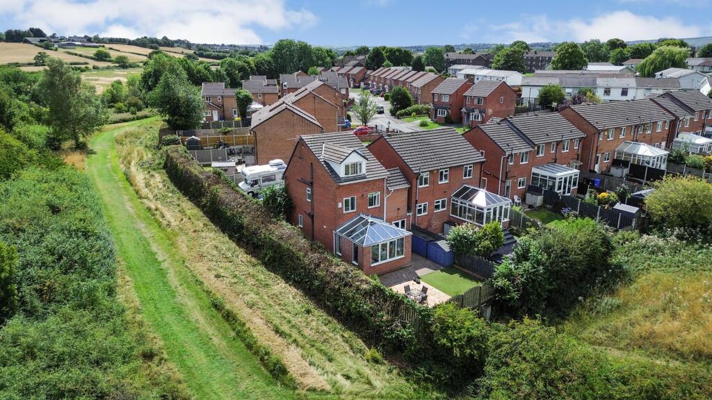 4 bedroom link detached house for sale in Jordanthorpe Green, Sheffield, S8