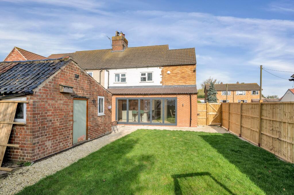 3 bedroom cottage for sale in Open Plan Kitchen Diner on Main Street ...