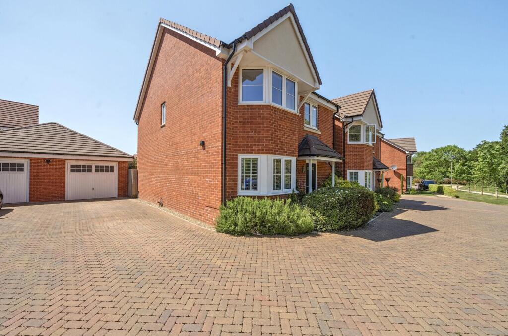 4 bedroom detached house for sale in Stag Walk, Binfield, Bracknell ...
